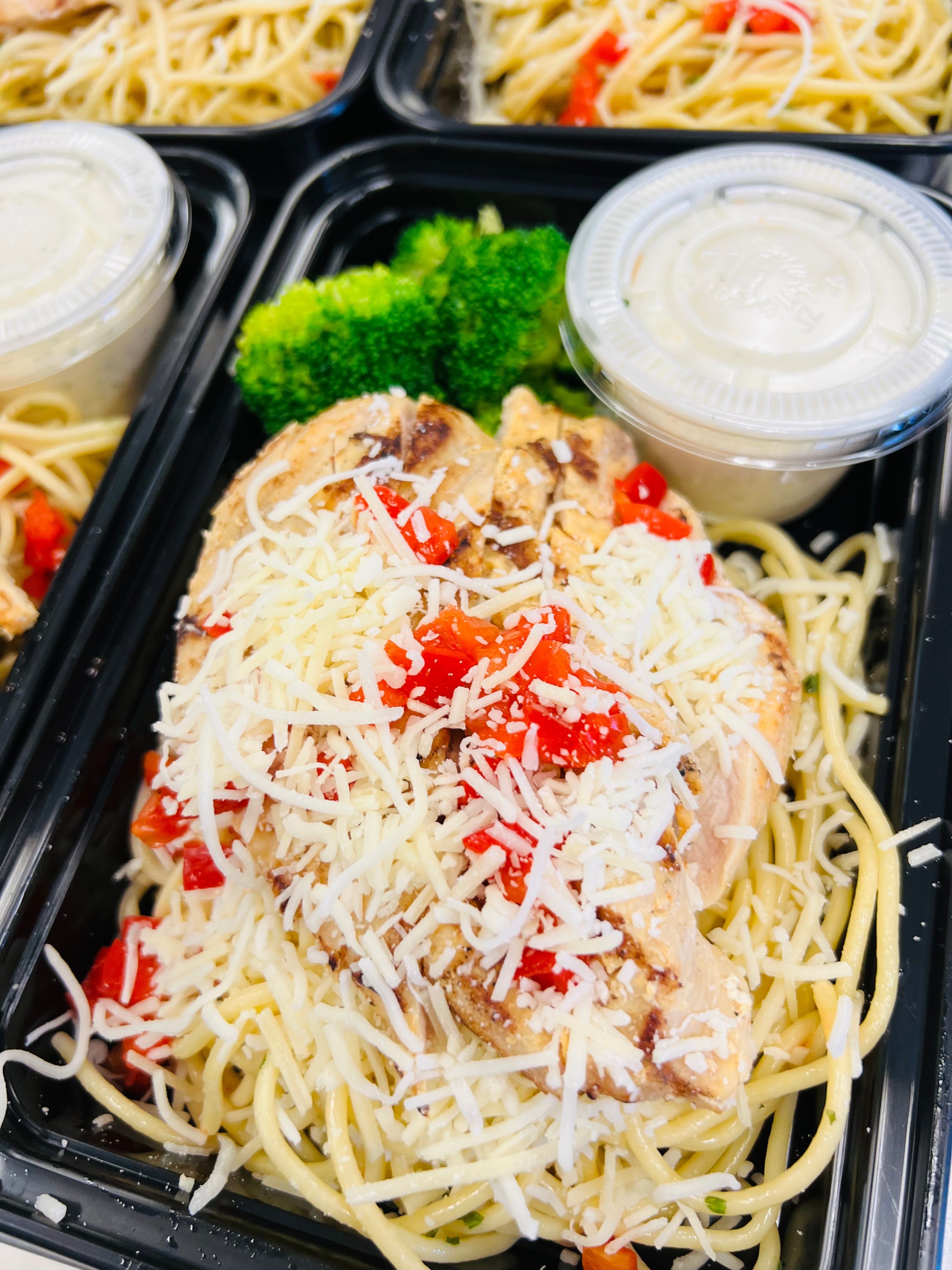 (B). "CLASICO" CHICKEN ALFREDO. | CARLITOS CATERS